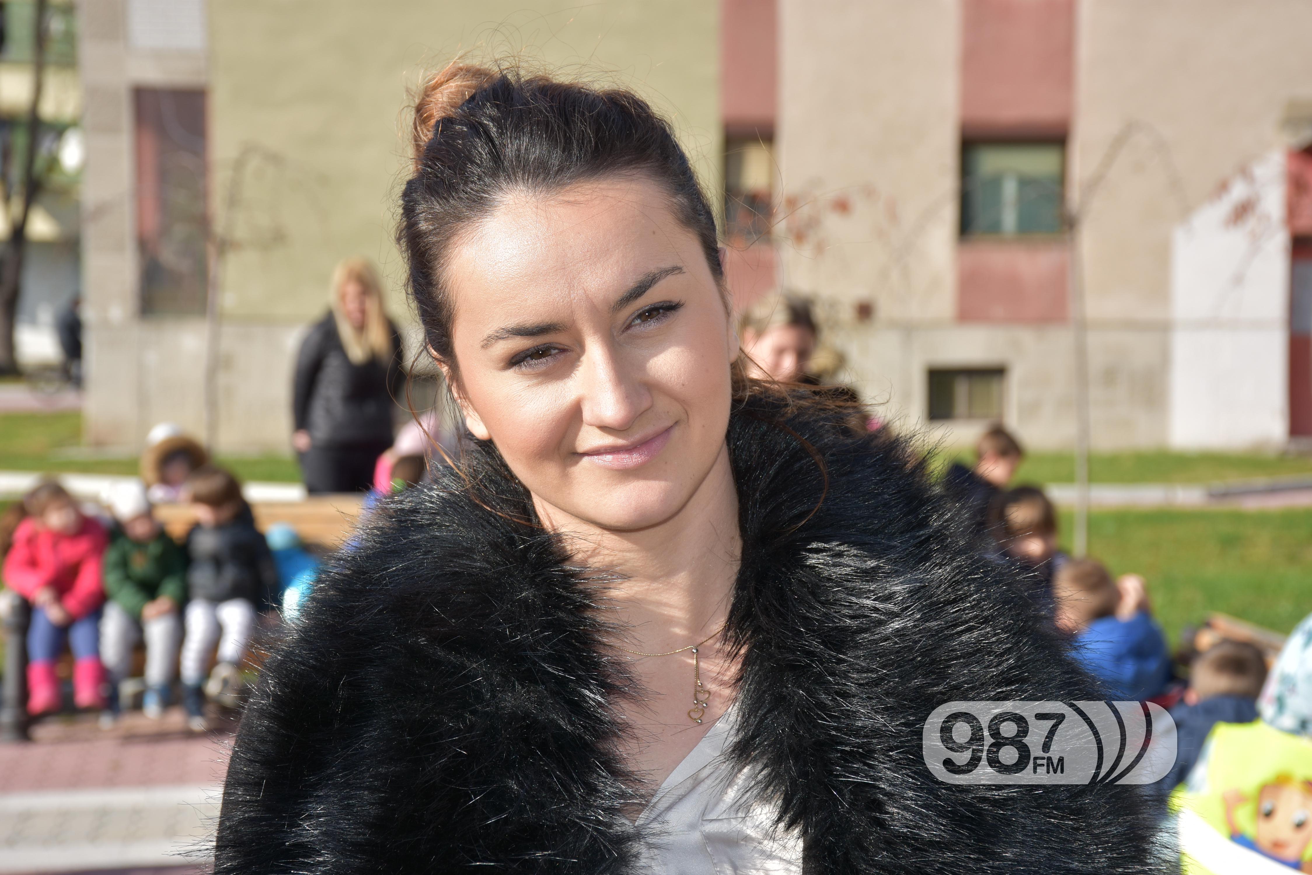 SAĐENJEM JELKE POČELO NOVOGODIŠNJE UKRAŠAVANJE GRADA - Radio Dunav